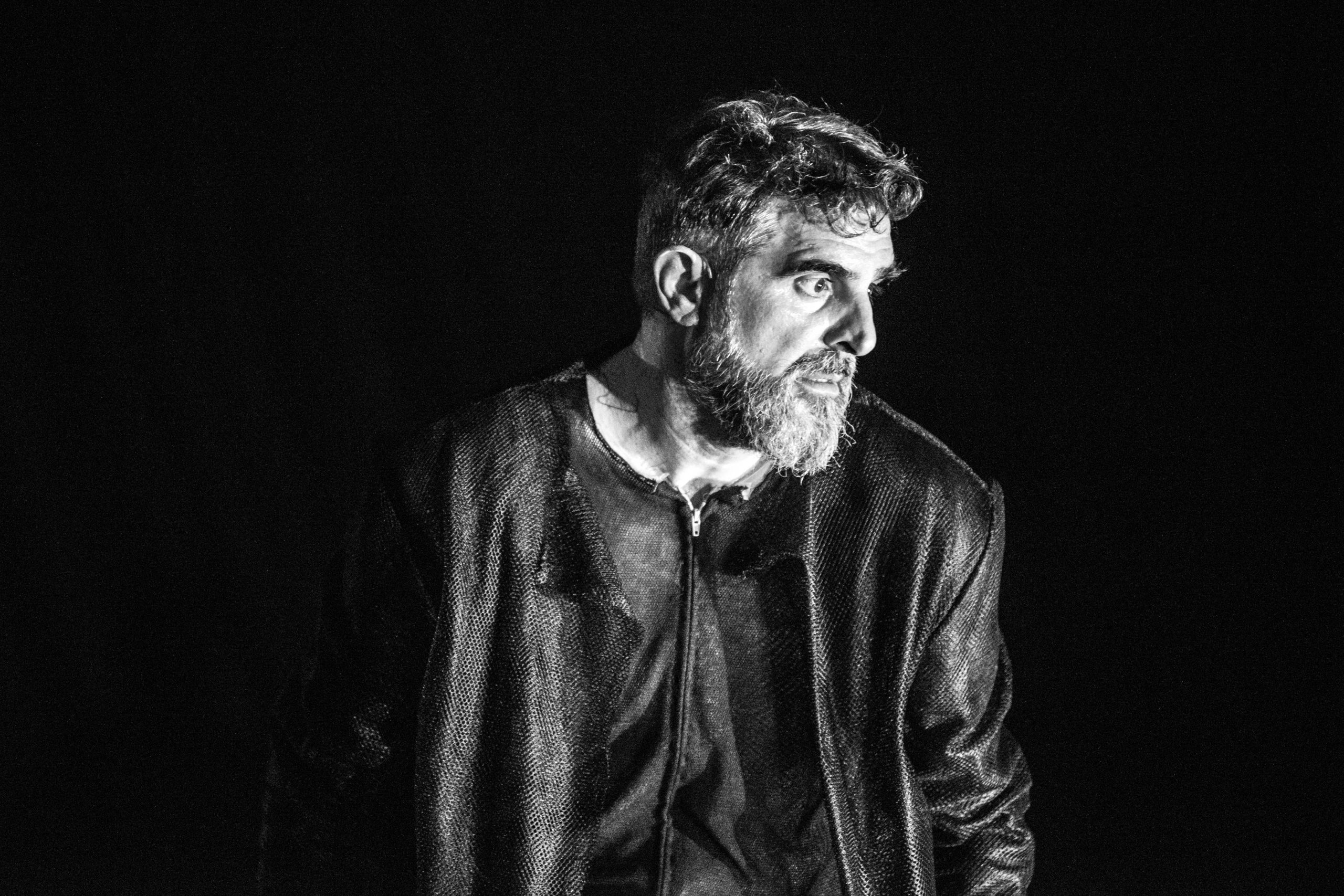 Είδαμε την «Αντιγόνη» στην Επίδαυρο σε σκηνοθεσία του Ulrich Rasche ...